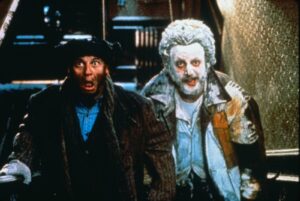 Sám doma 2: Trumpovo vydírání filmařů, Pesciho skutečné popáleniny a ...